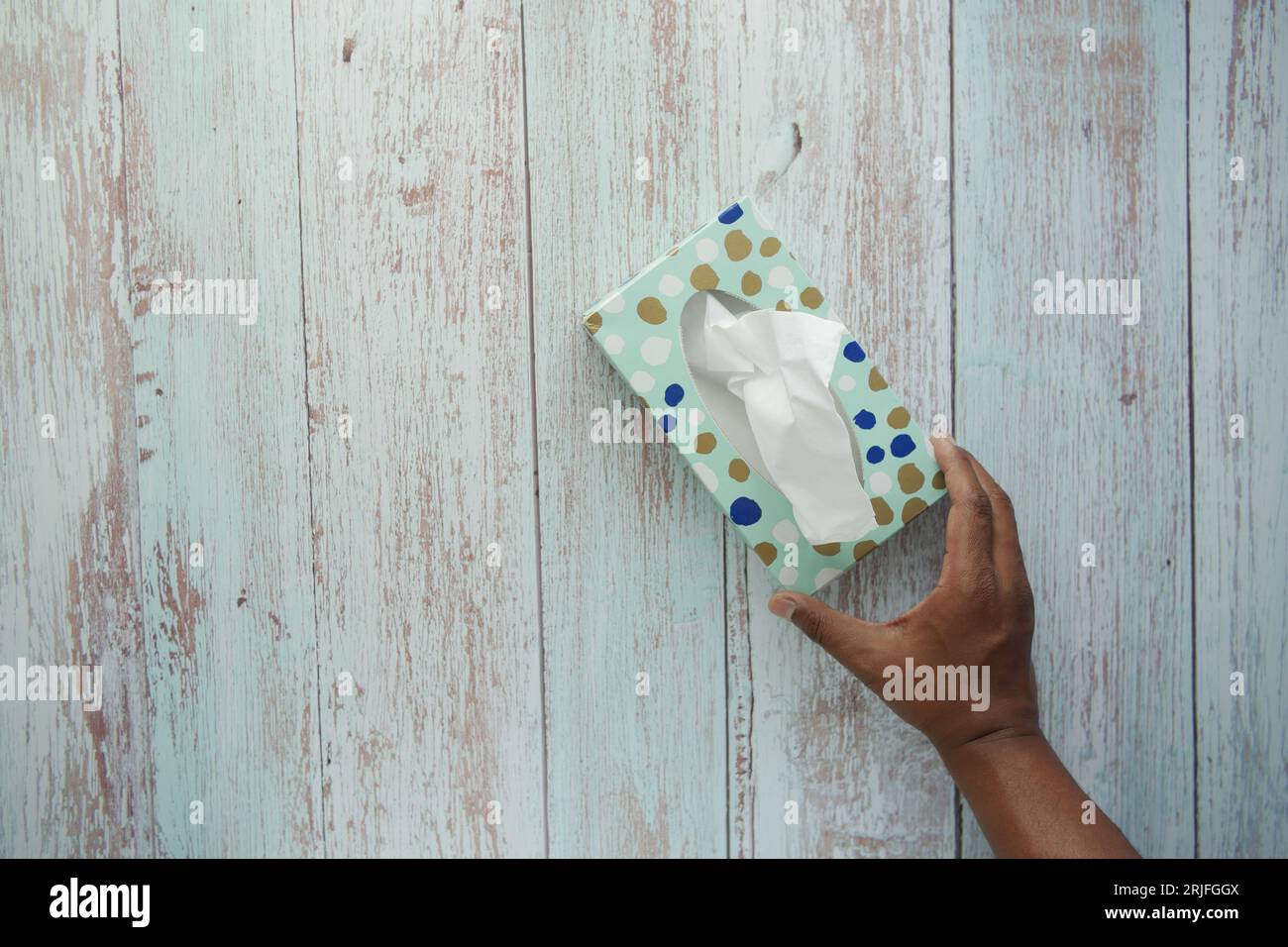 hand pull out a piece of tissue from tissue paper box Stock Photo - Alamy