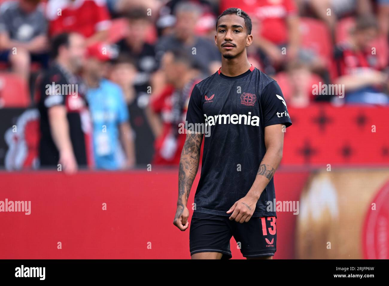 One half action front view red football hi-res stock photography and ...