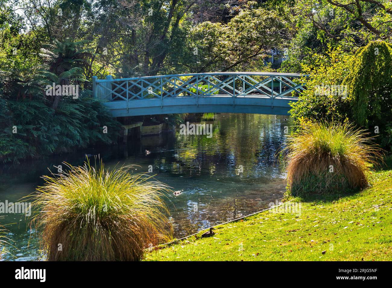 Avon River flows through Mona Vale Garden Park, Christchurch, South ...