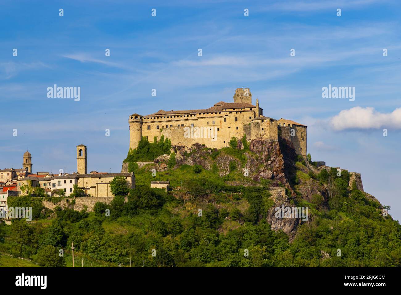 Bardi castle (Castello di Bardi) with town, province of Parma, Emilia ...