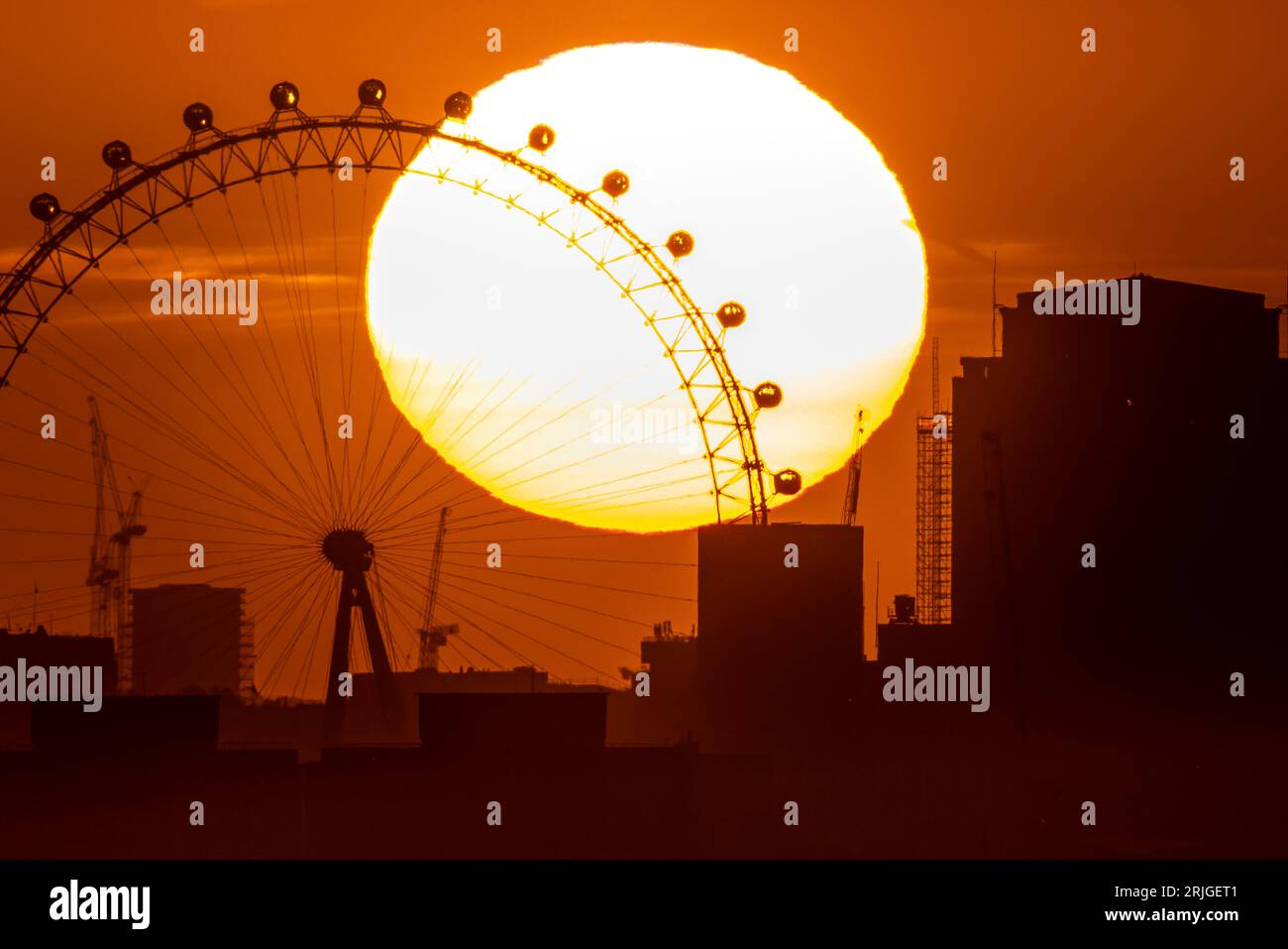 The sun sets behind the london eye hi-res stock photography and images ...