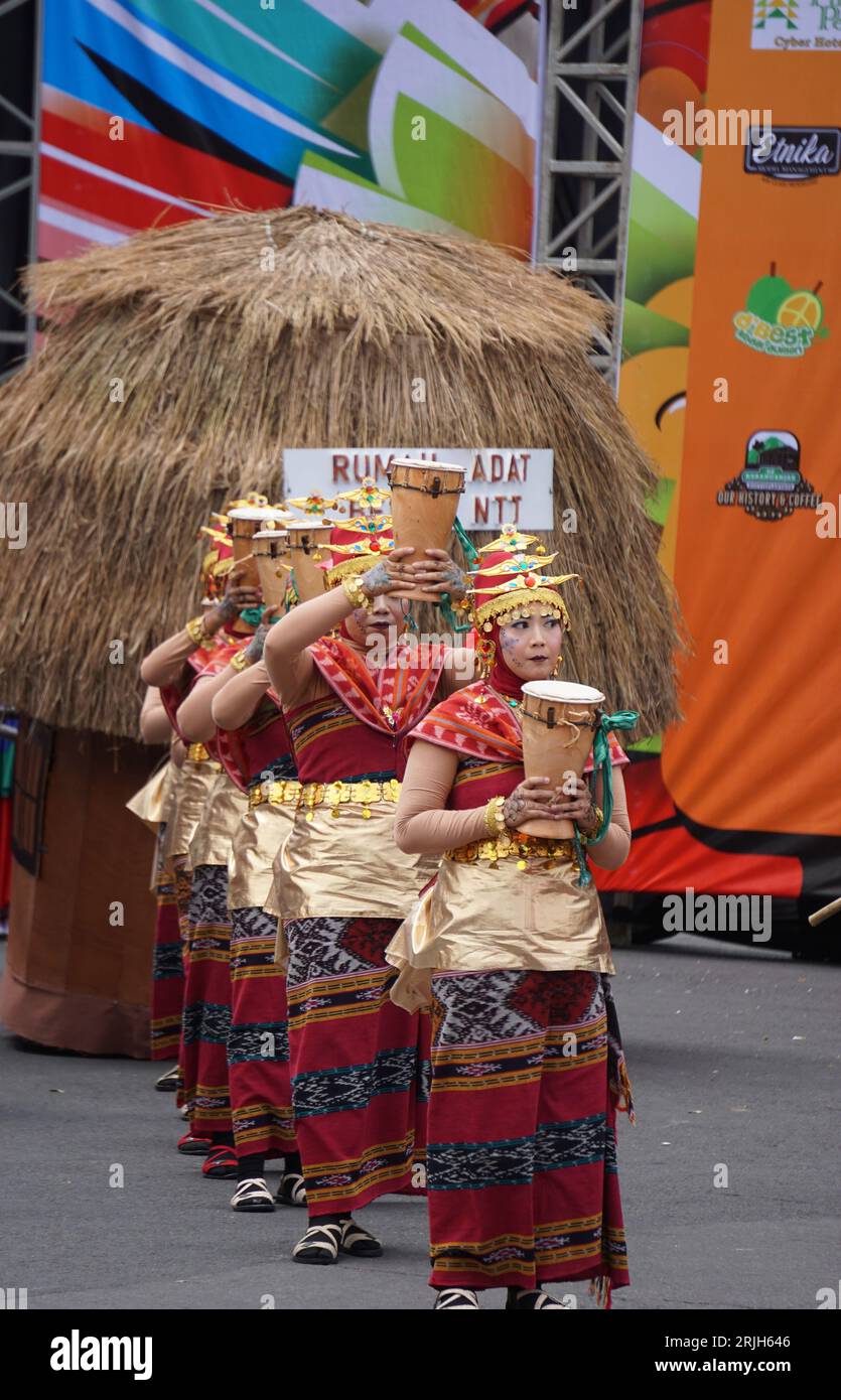 Tari likurai hi-res stock photography and images - Alamy