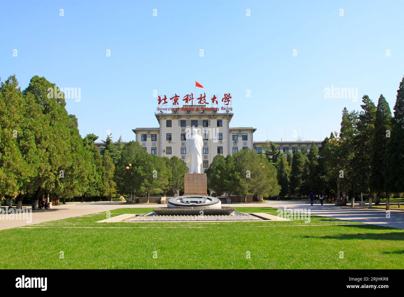 Beijing, October 5, 2012: Mao Zedong sculpture and the office building ...