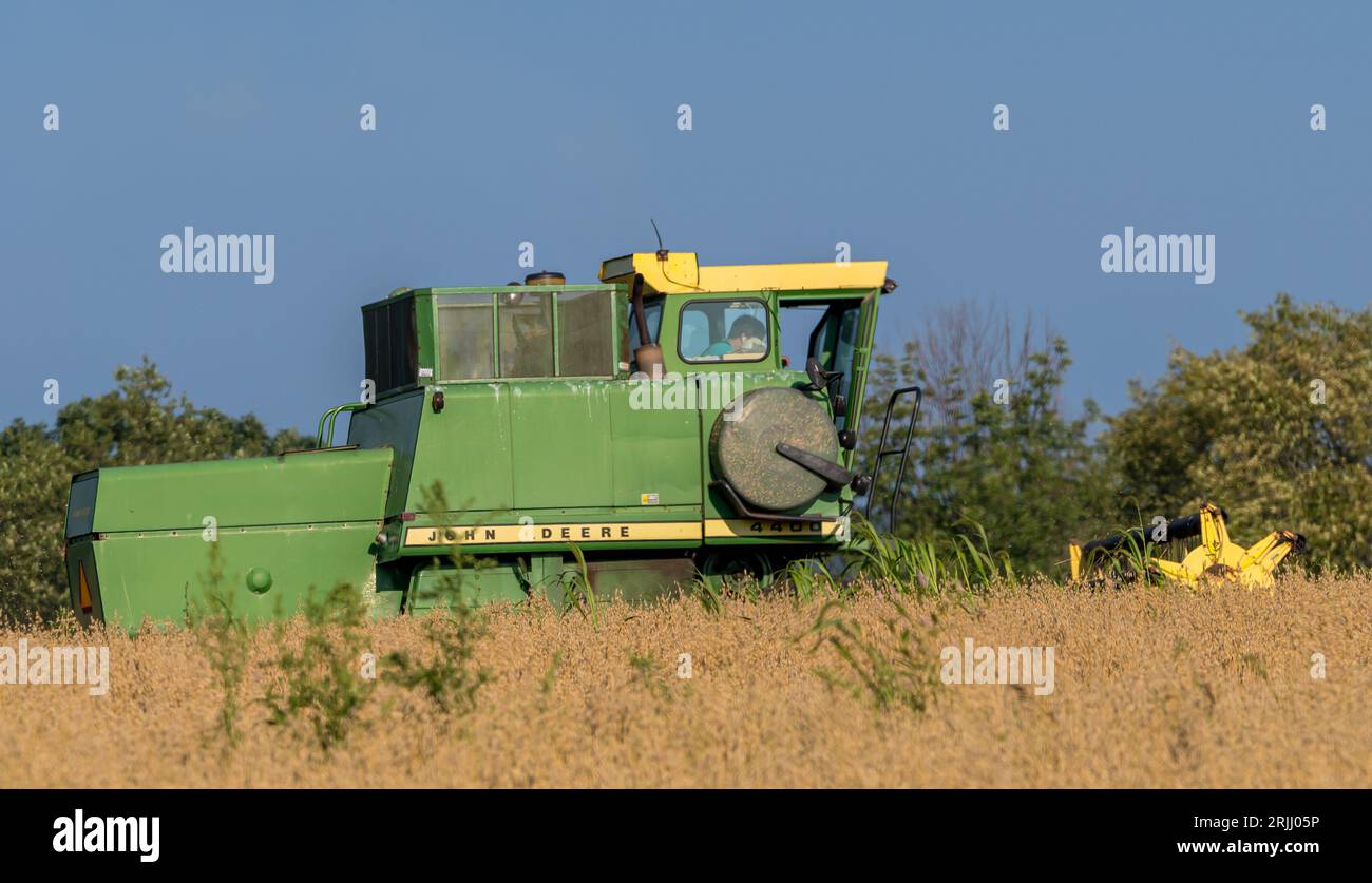 John deere 4400 combine hi-res stock photography and images - Alamy