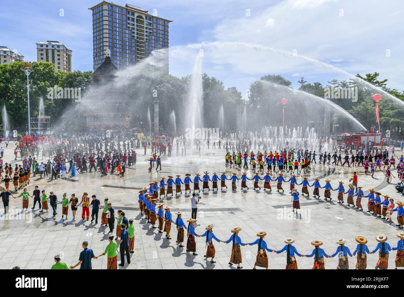 **CHINESE MAINLAND, HONG KONG, MACAU AND TAIWAN OUT** People splash hot ...
