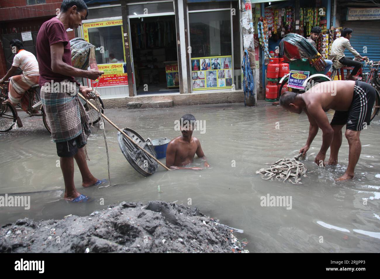 Manholes dhaka hi-res stock photography and images - Alamy