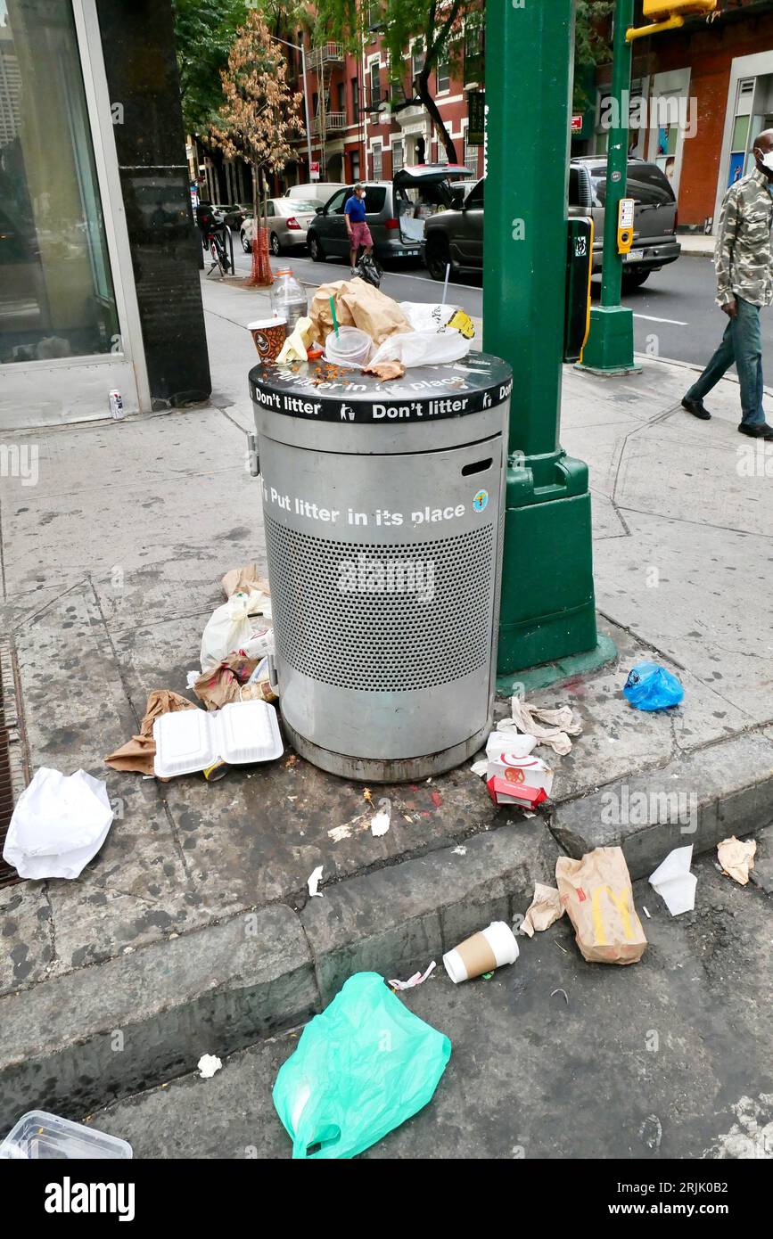 Nyc trash hi-res stock photography and images - Alamy