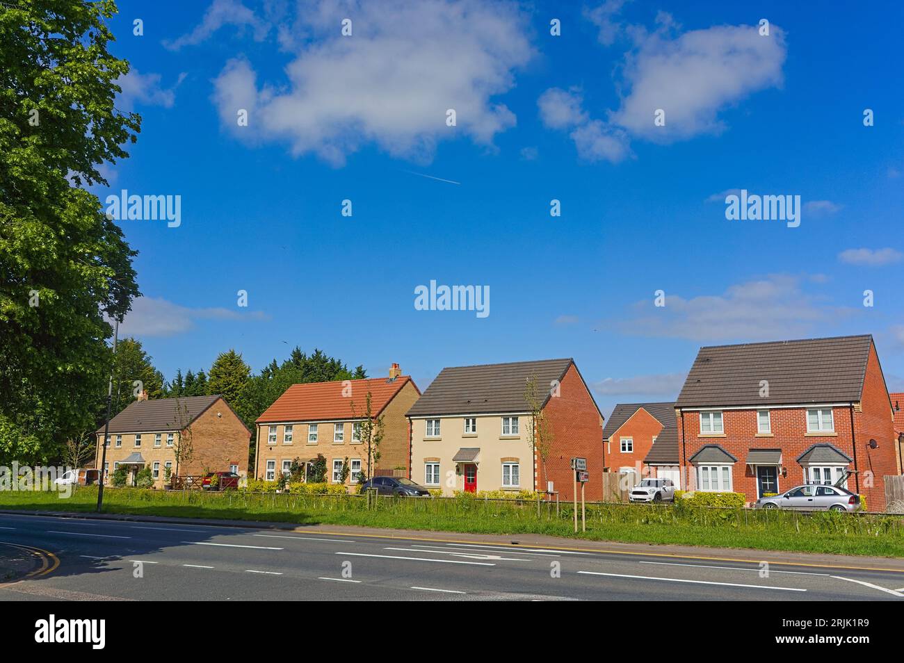 Row of new build UK houses on a sunny summer's day Stock Photo - Alamy