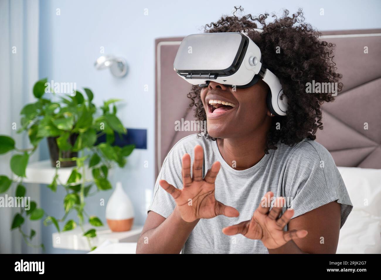 Immersive virtual reality experience for young African woman from her ...