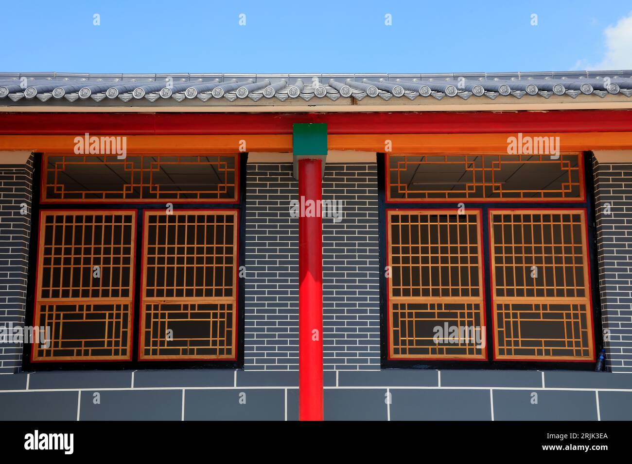 Traditional chinese window lattice hi-res stock photography and images ...
