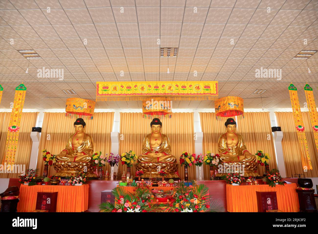 The golden body of Chinese Buddhist Bodhisattva Stock Photo - Alamy