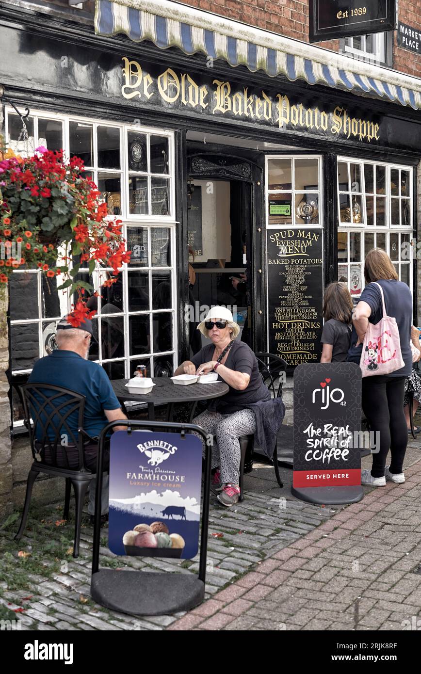 Pavement cafe with people eating outside in the Market Square, Evesham ...
