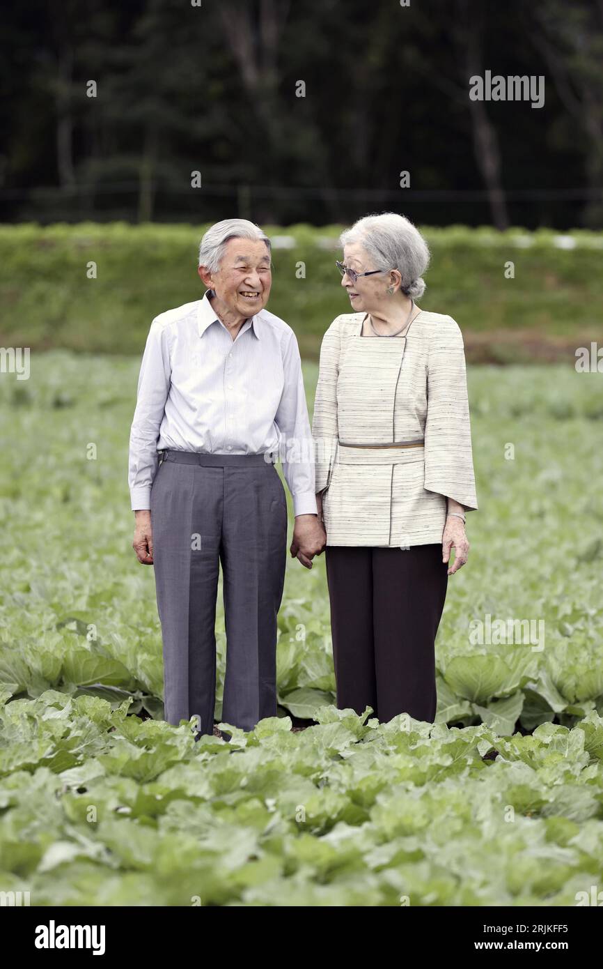 Former Japanese Emperor Akihito and former Empress Michiko stroll in ...