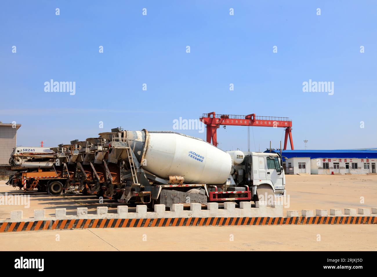 Cement plant truck loading hi-res stock photography and images - Alamy
