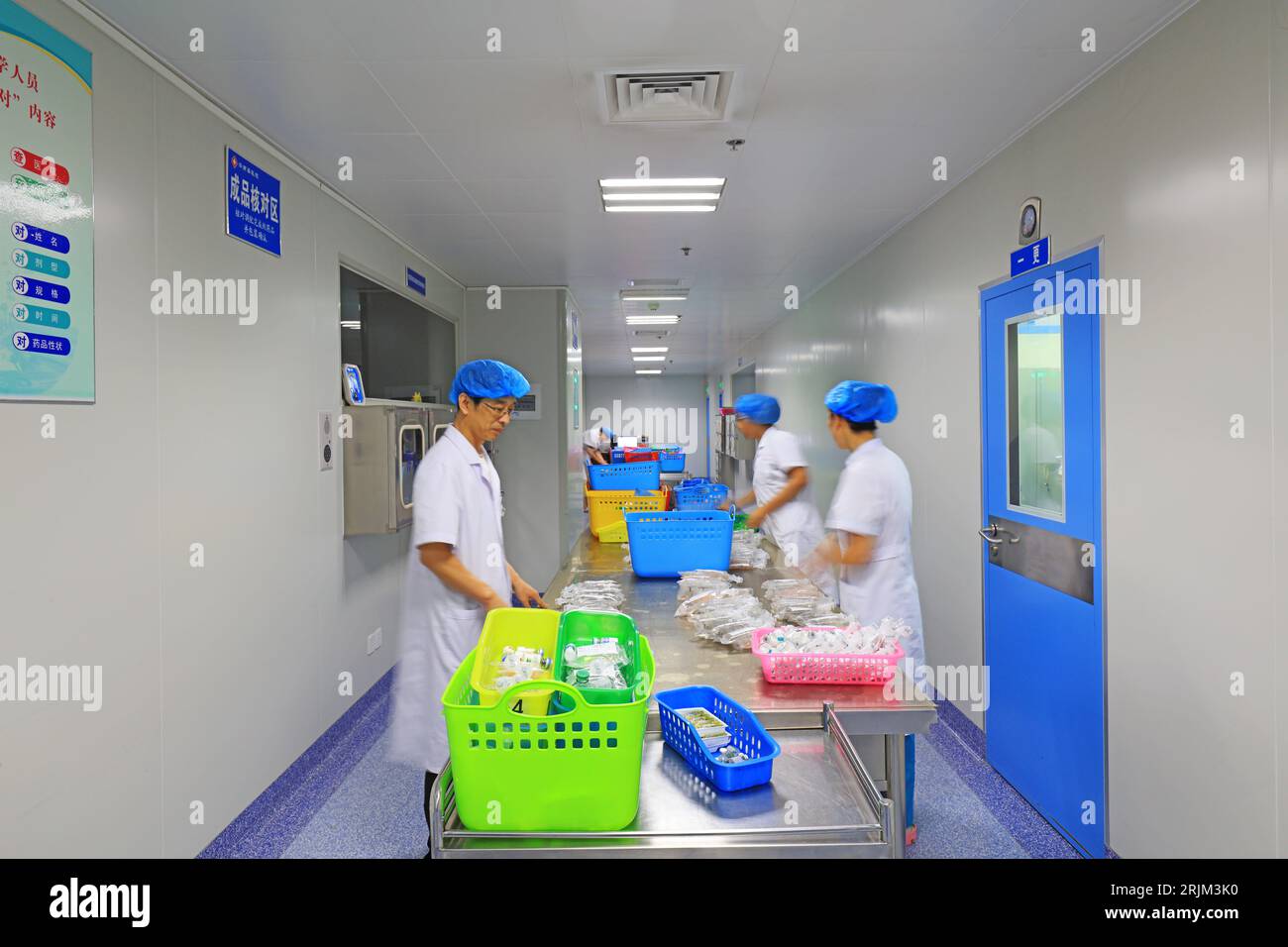Medicine dispensing hospital hi-res stock photography and images - Alamy