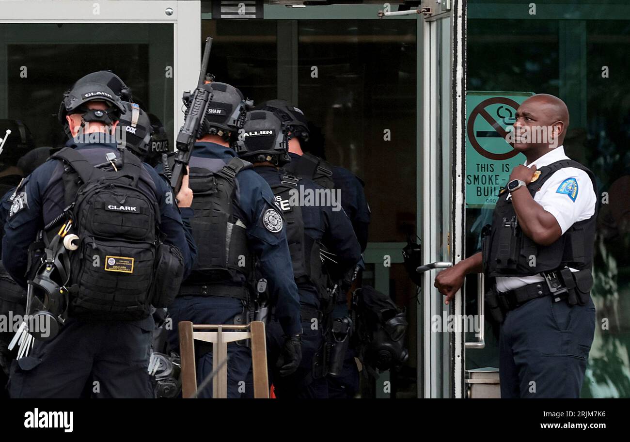 The St. Louis police SWAT team enters the city jail in downtown St ...