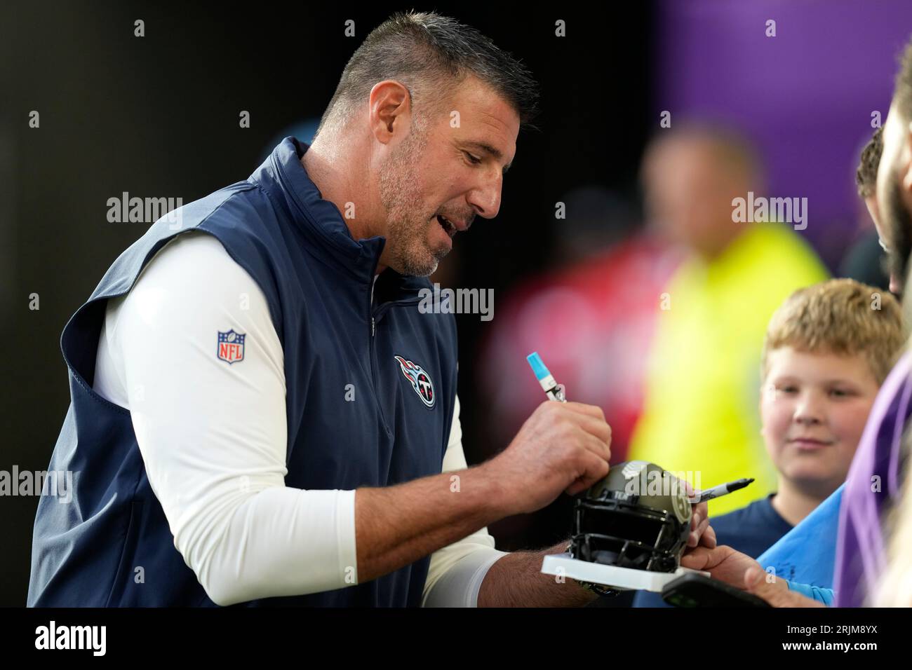 Tennessee Titans head coach Mike Vrabel signs an autograph before an ...