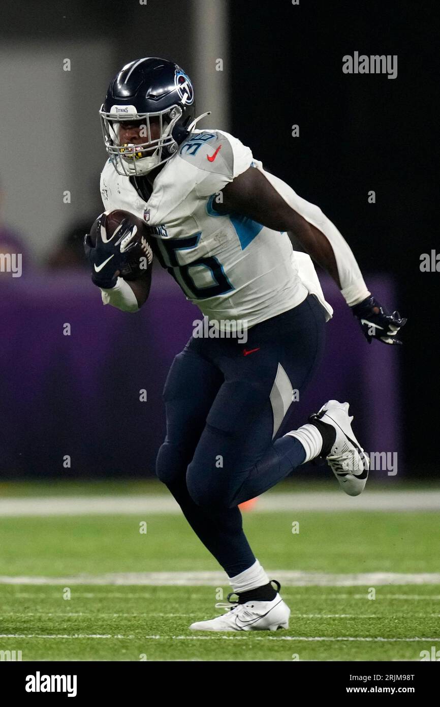 Tennessee Titans running back Julius Chestnut (36) carries the ball up ...