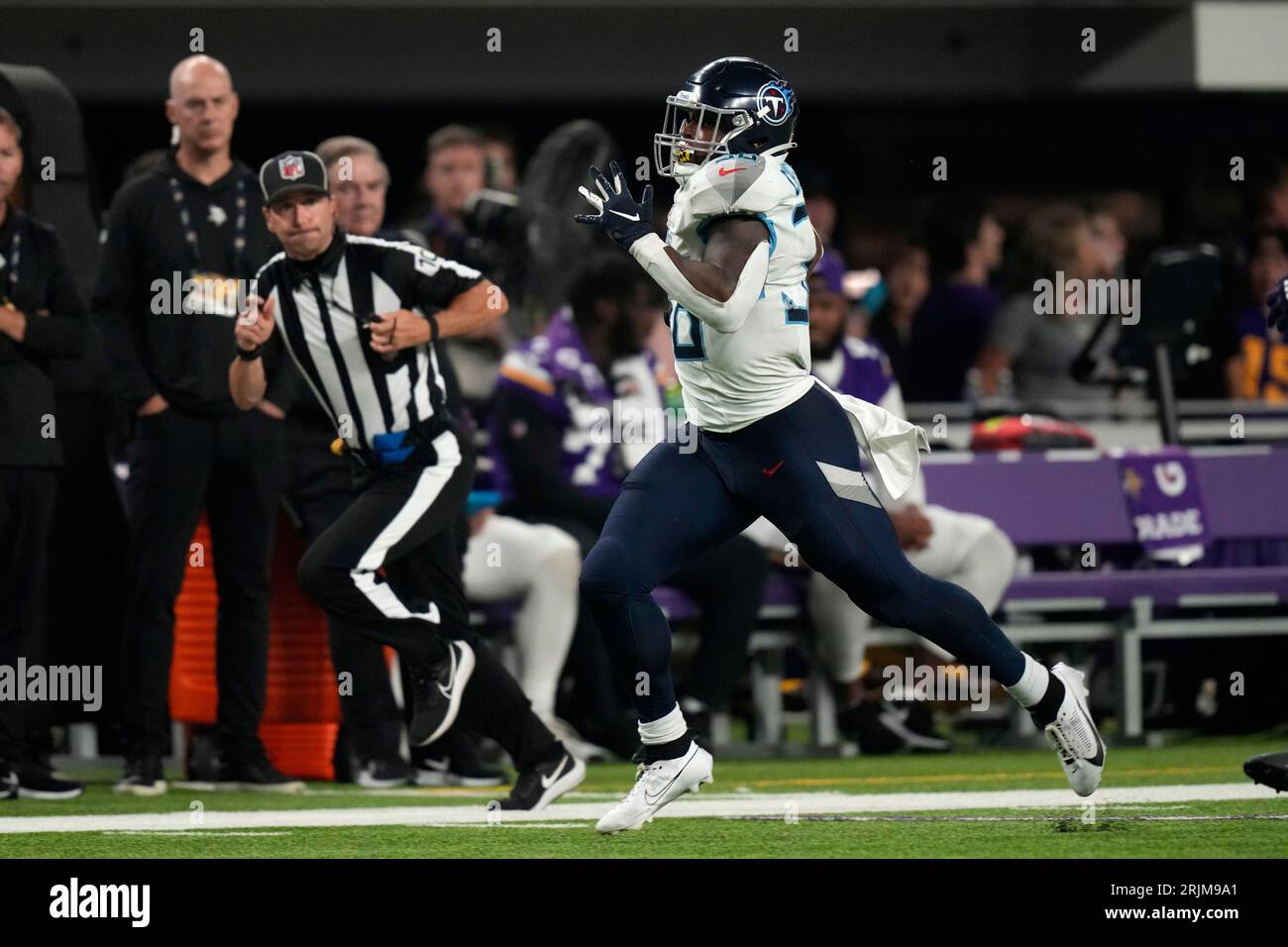 Tennessee Titans running back Julius Chestnut (36) carries the ball up ...