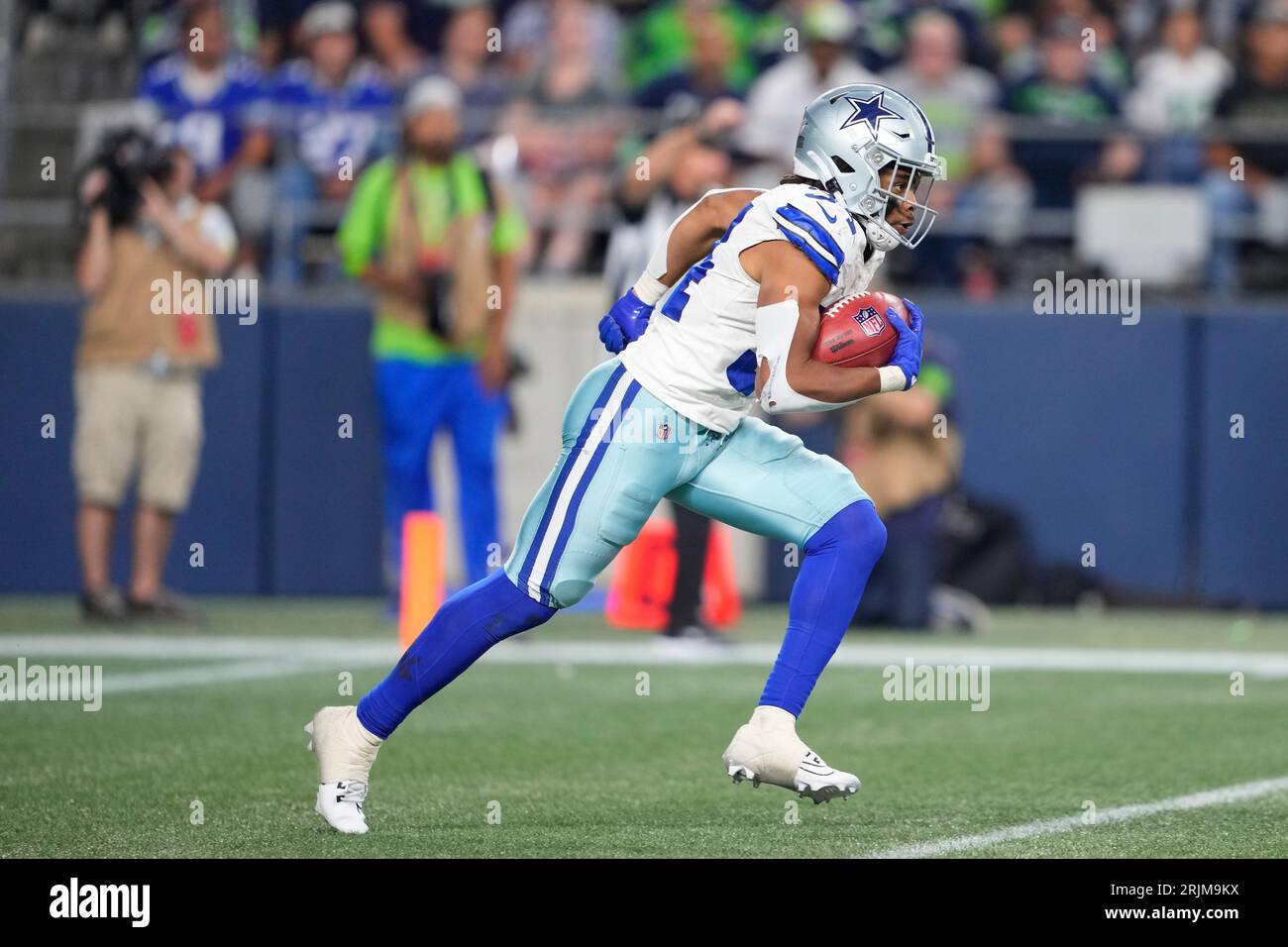 Dallas Cowboys running back Malik Davis makes a kickoff return against ...