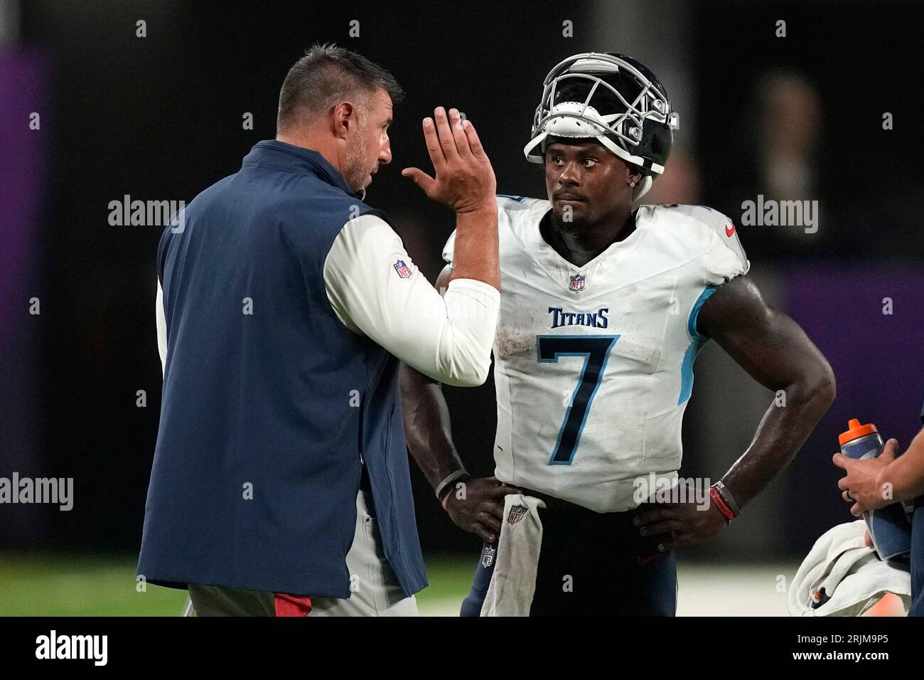 Tennessee Titans head coach Mike Vrabel talks with quarterback Malik ...