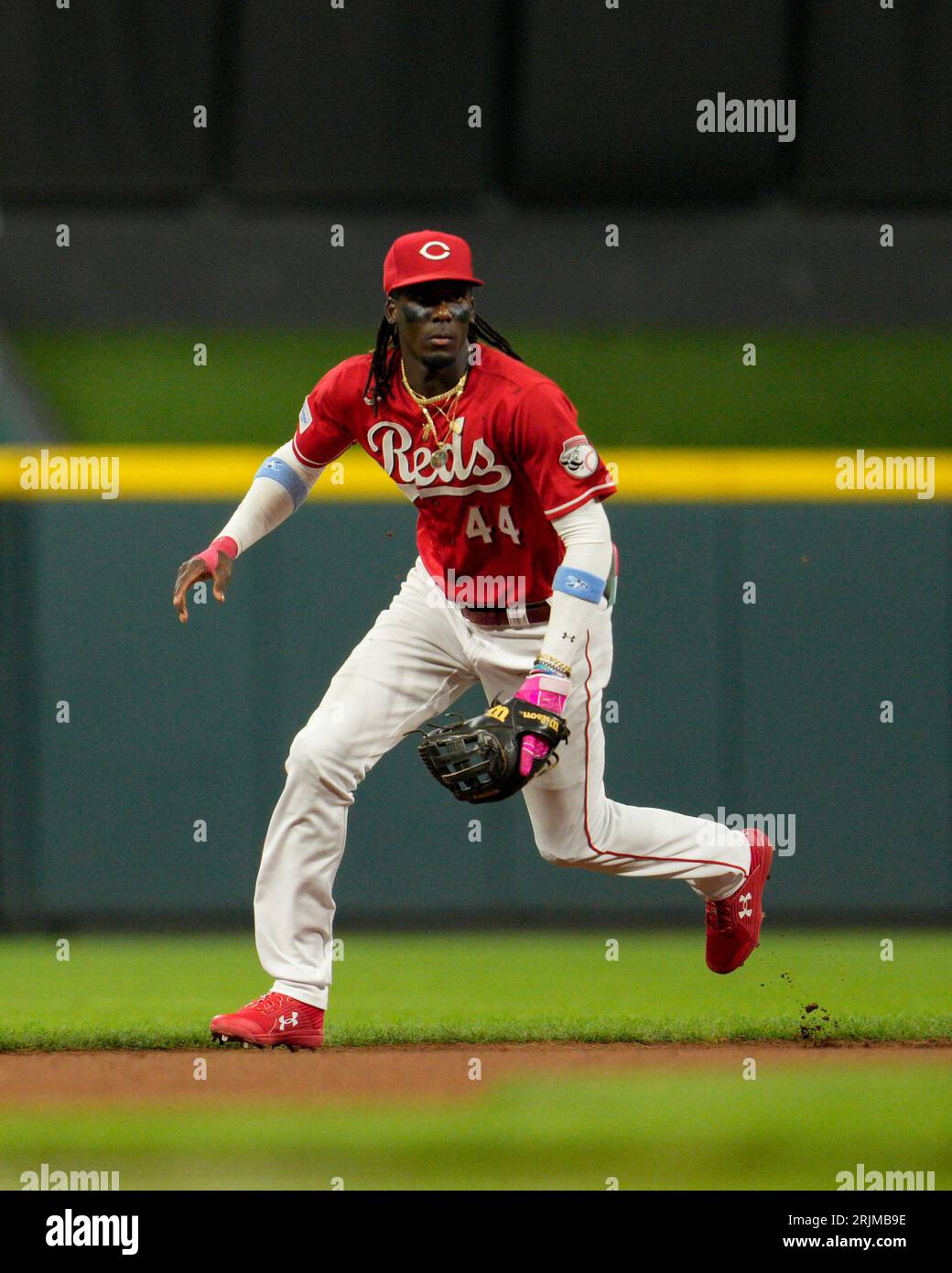 Cincinnati Reds shortstop Elly De La Cruz (44) looks to field a ground ...