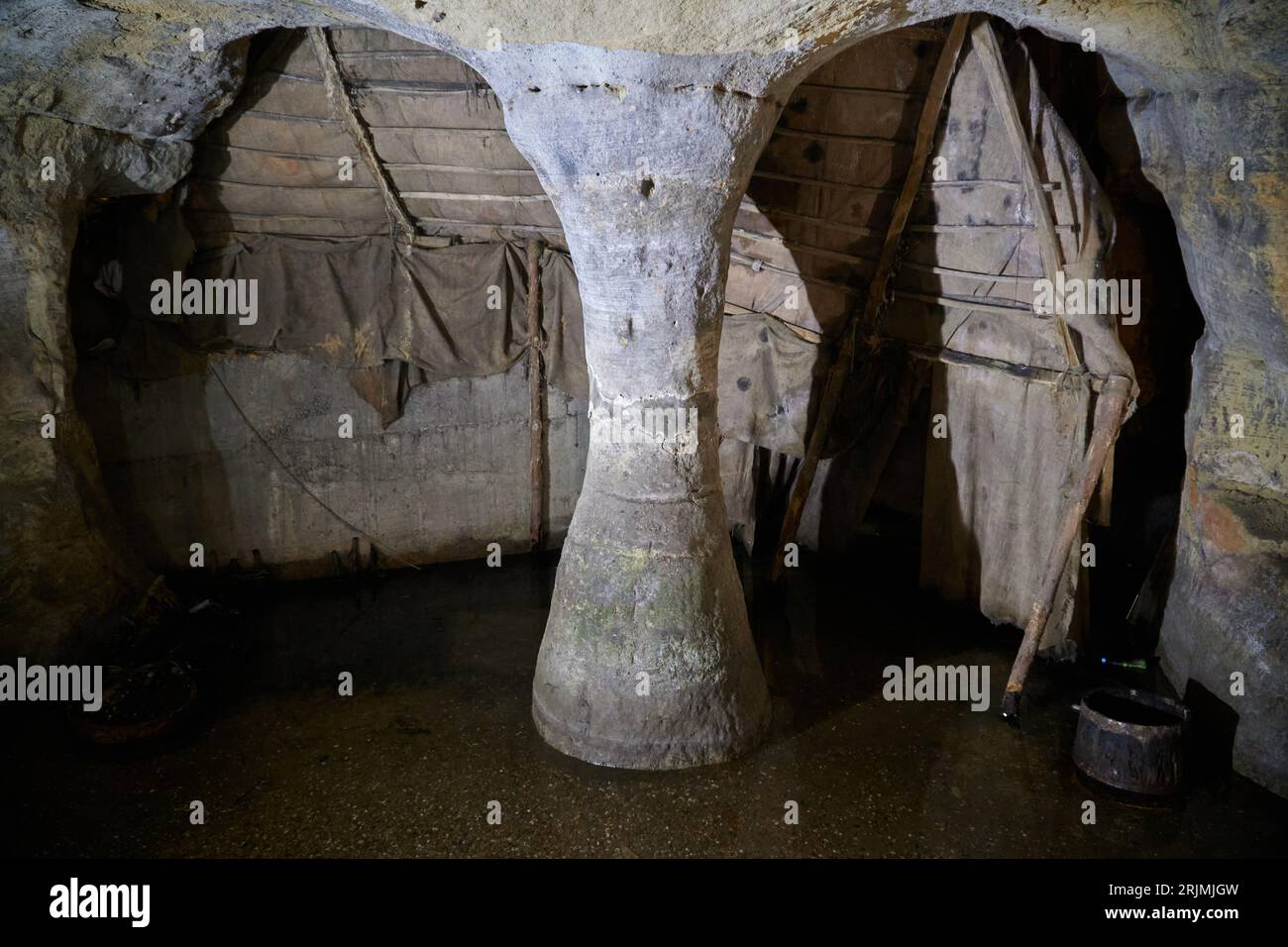 Empty cave hi-res stock photography and images - Alamy
