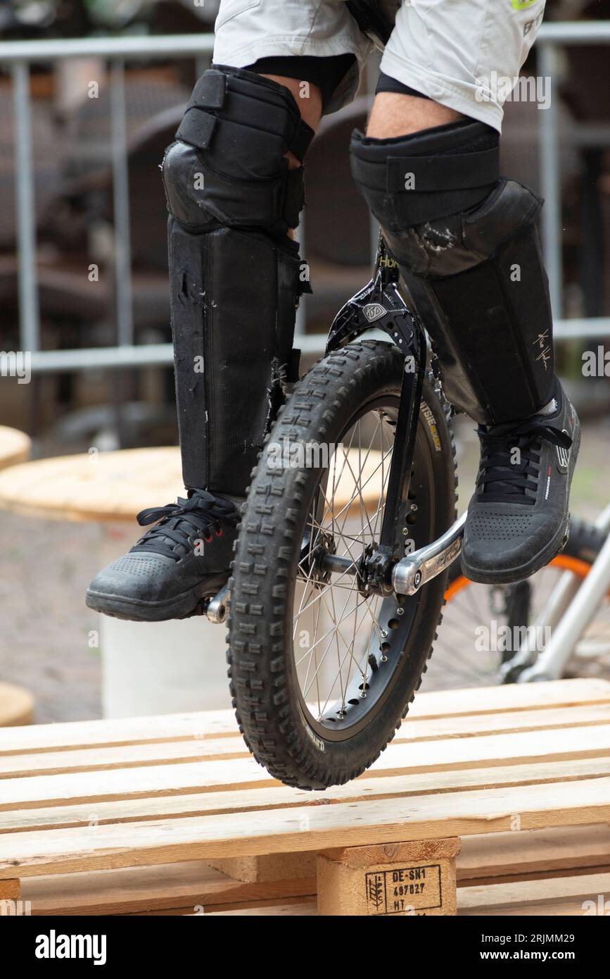 Uni cycle hi-res stock photography and images - Alamy