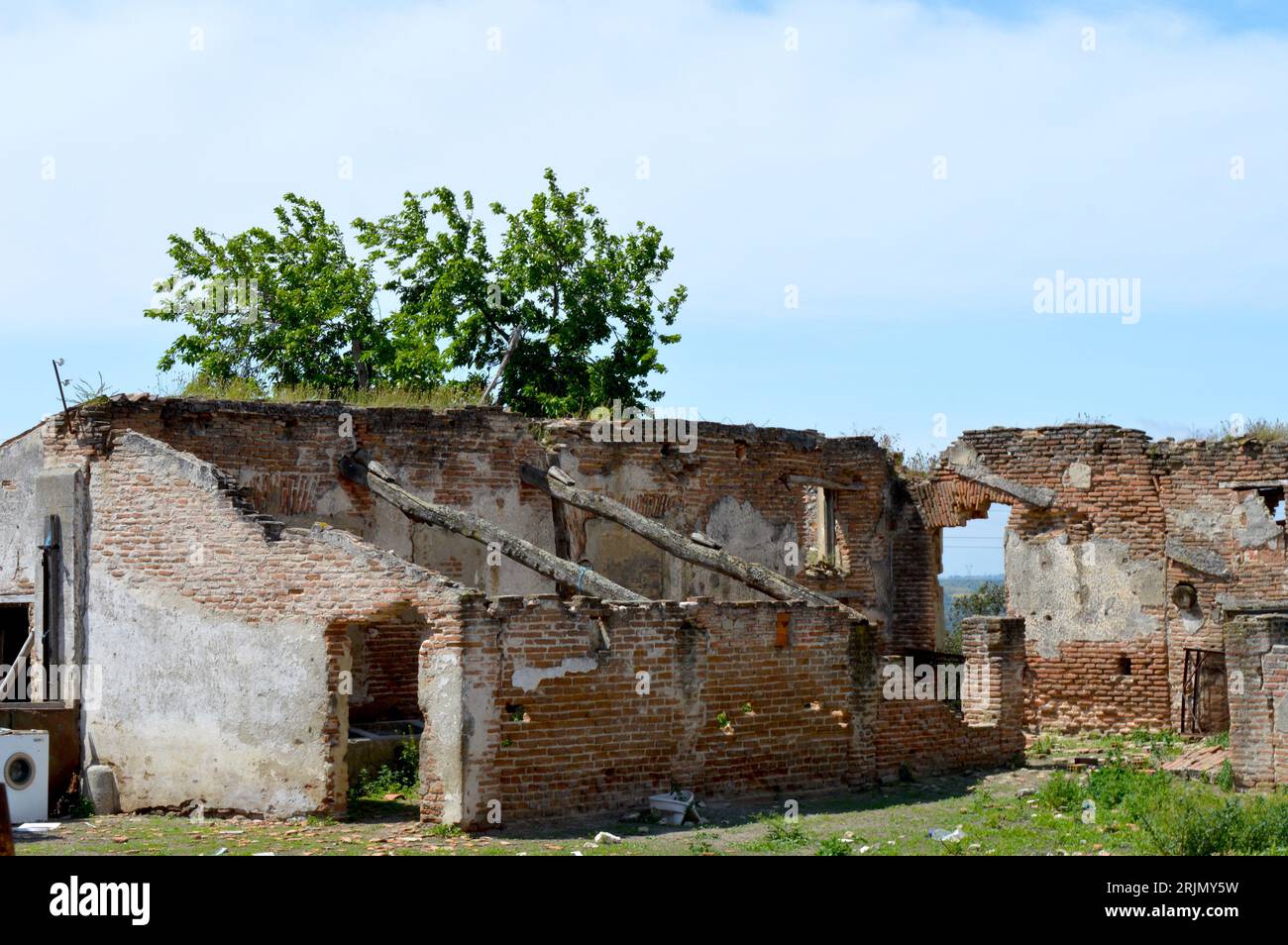 Haunting ruins hi-res stock photography and images - Alamy