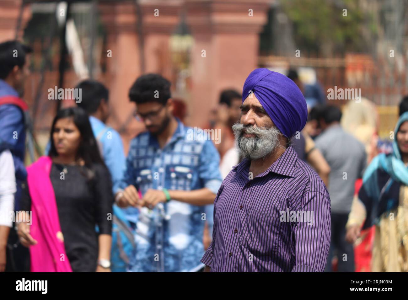 Old man traditionally dressed at the streets of New Delhi, India Stock ...