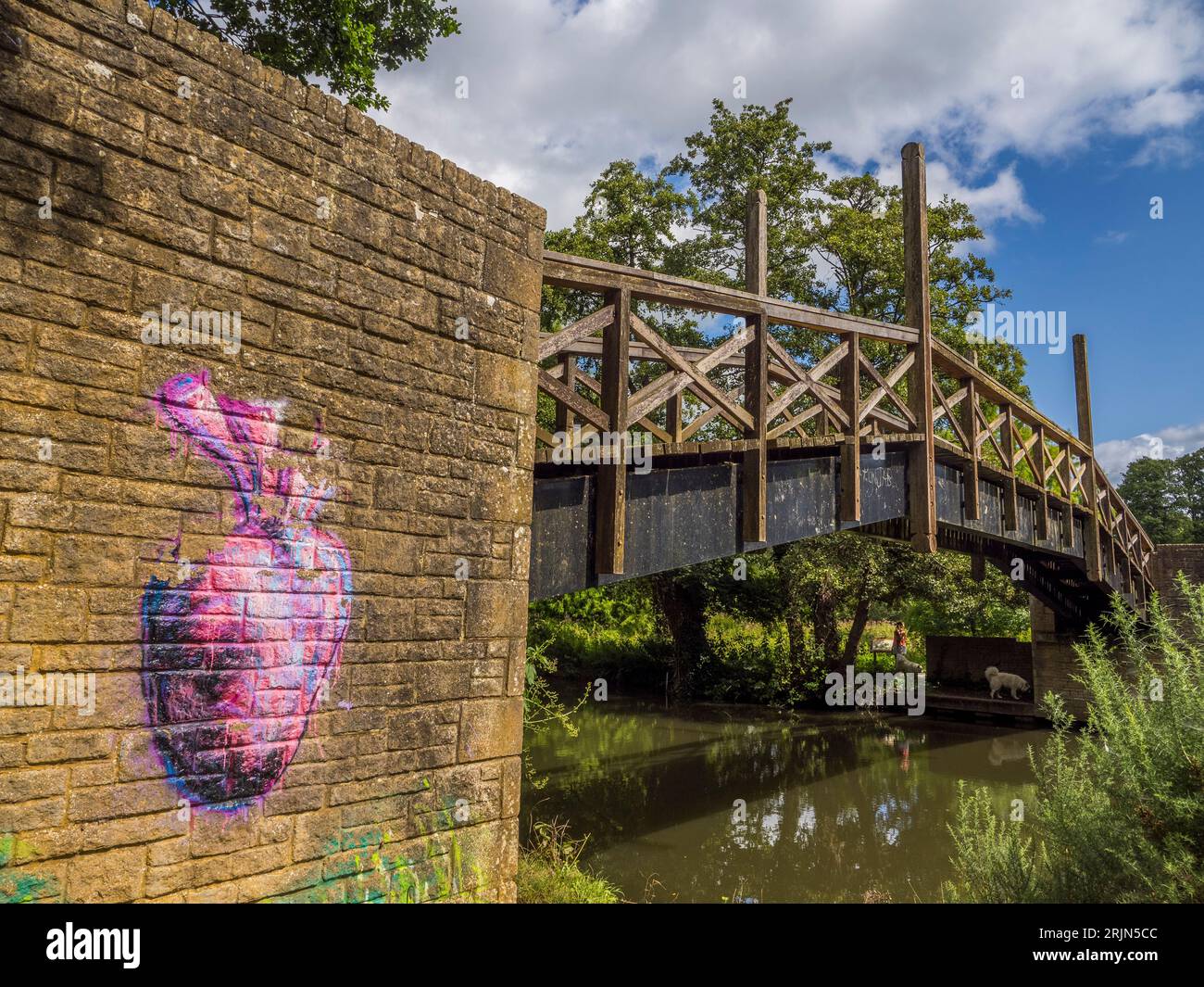 Footbridge river wey hi-res stock photography and images - Alamy