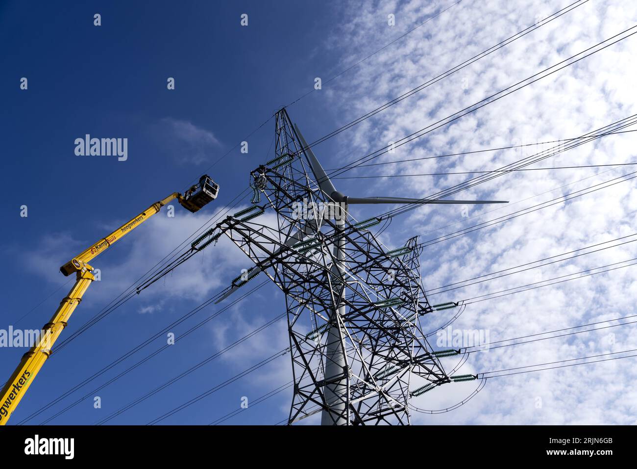 LELYSTAD - Work on the cables of the high-voltage pylons in Flevoland after the major power ...