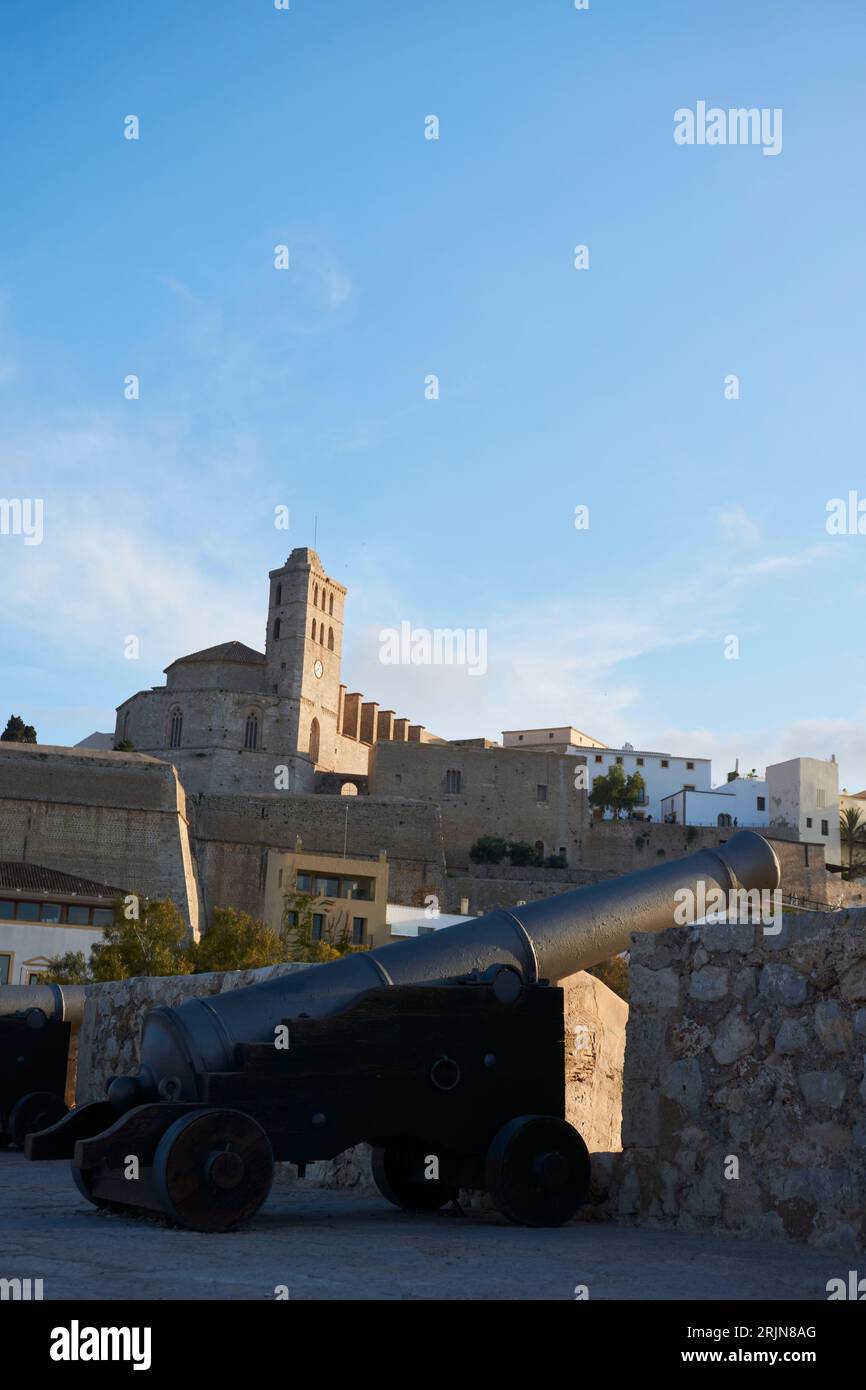 Old fashioned cannons hi-res stock photography and images - Alamy