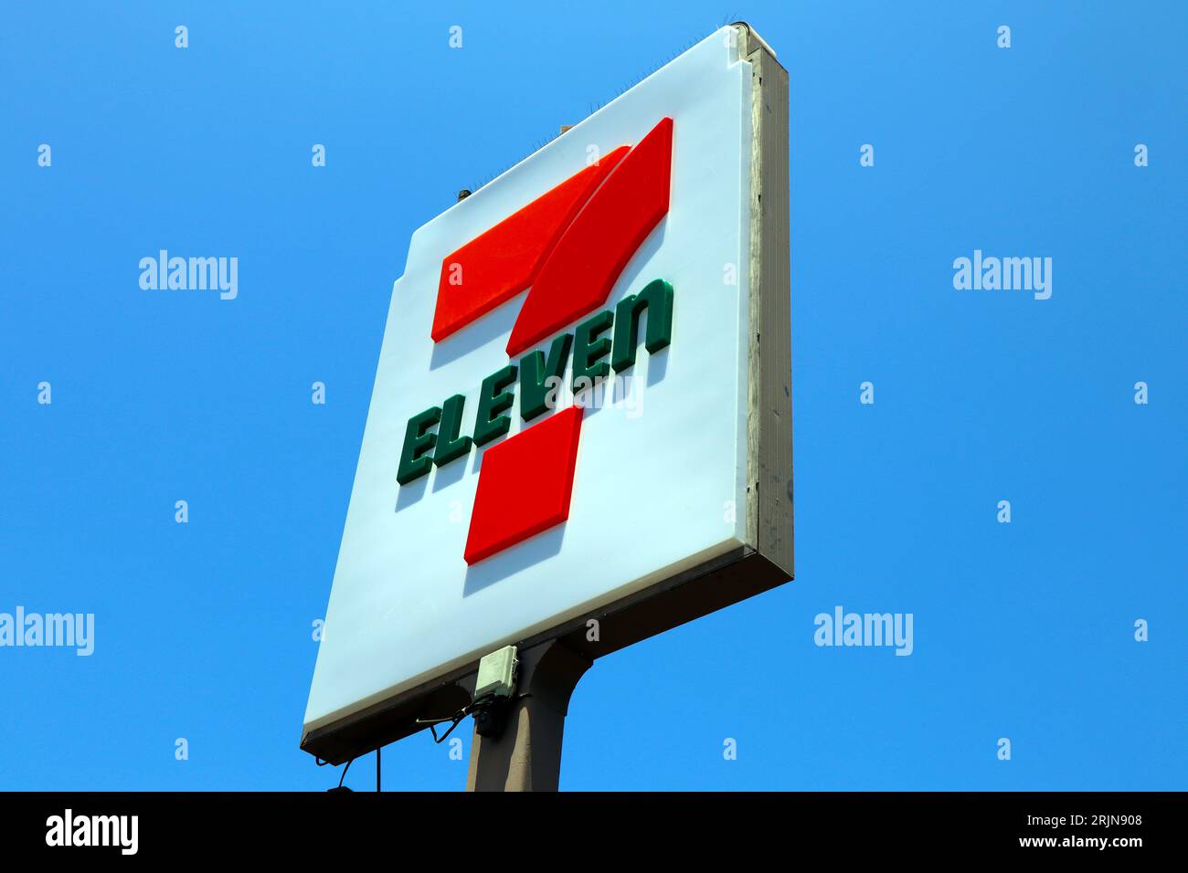 7-ELEVEN Sign, the famous convenience Store Food Stock Photo - Alamy