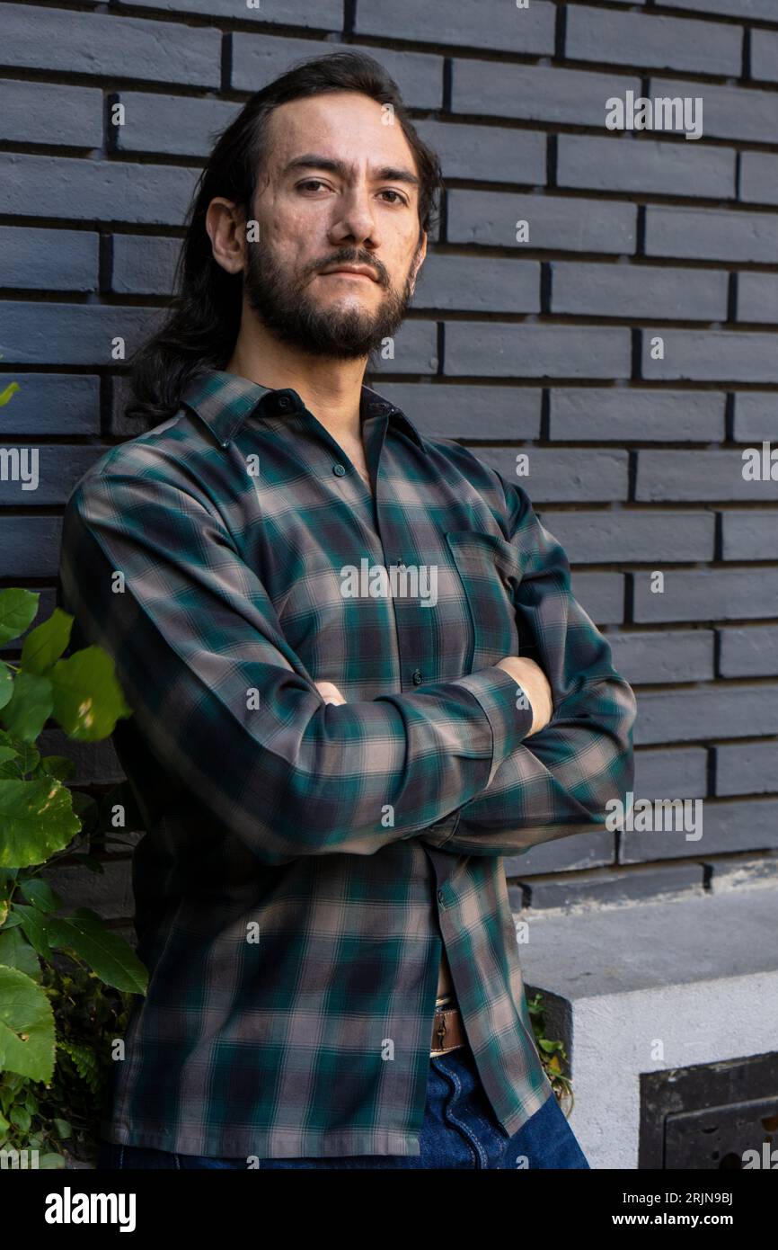 Stand in front of tall building hi-res stock photography and images - Alamy