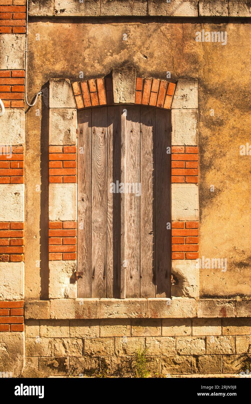 White alleyway hi-res stock photography and images - Alamy