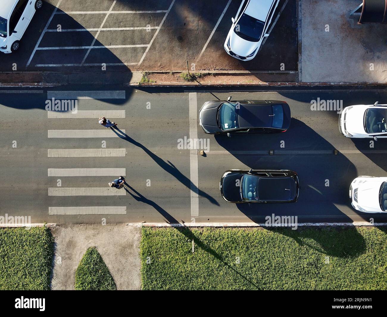 Cars drive pedestrians cross street hi-res stock photography and images ...