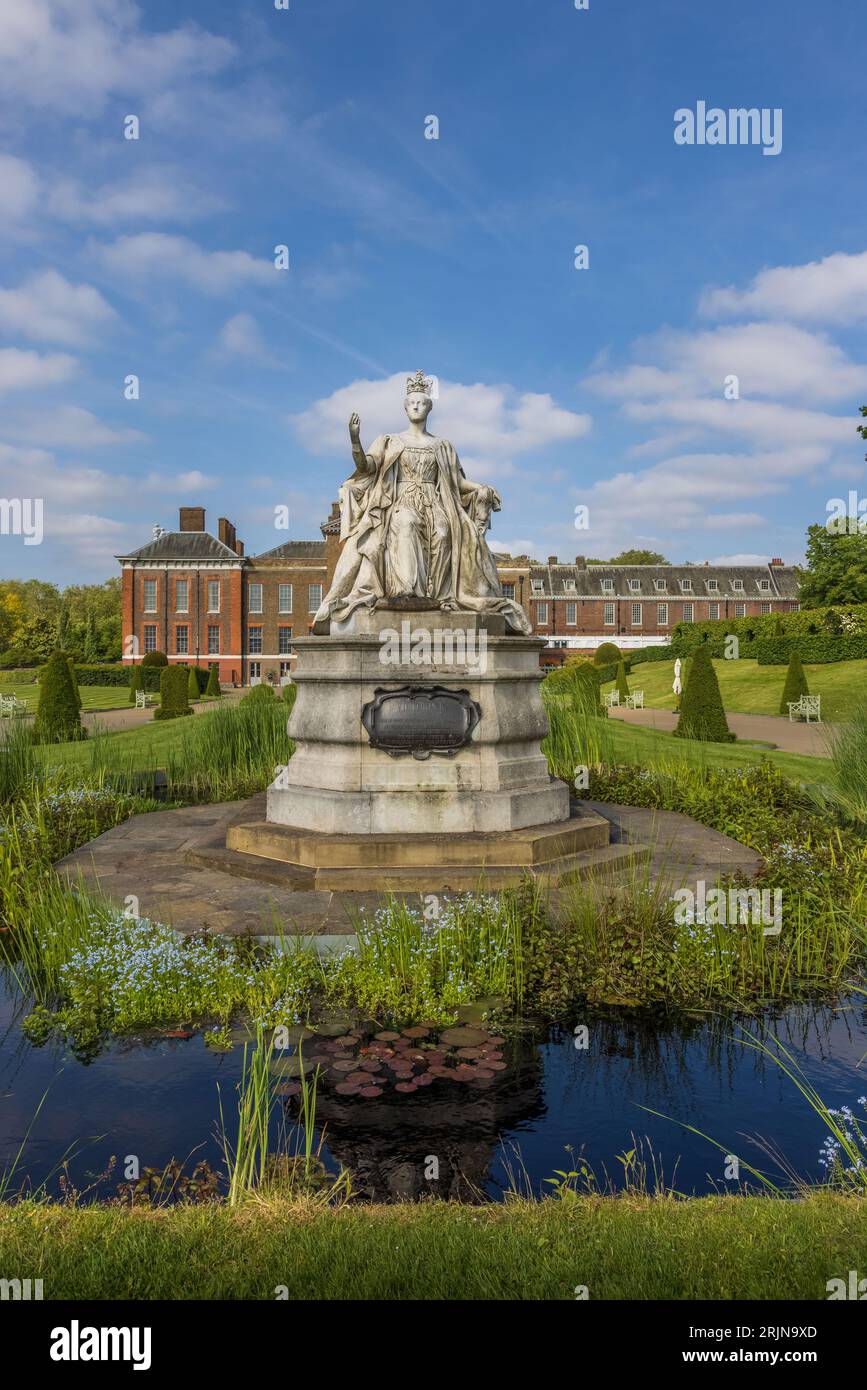 Vertical photo of Queen Victoria statue in front of Kensington palace ...