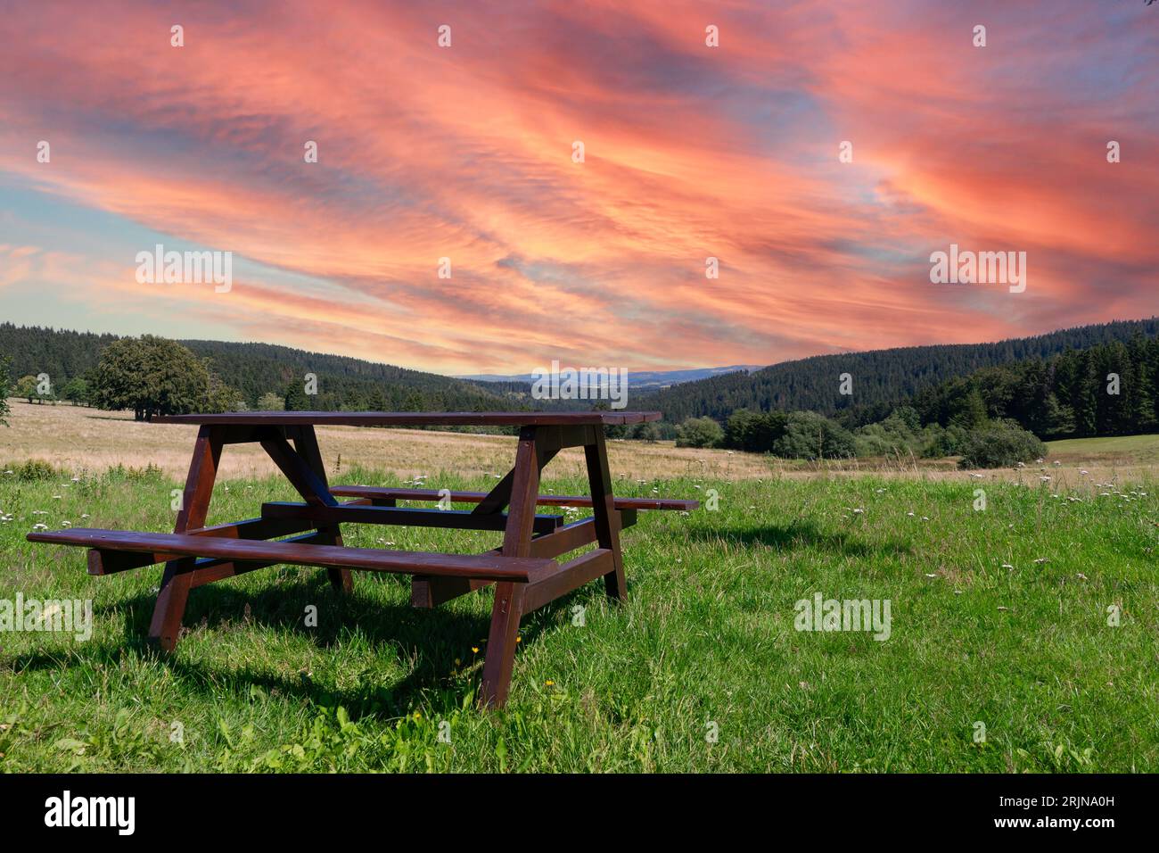 Blue rest area road sign hi-res stock photography and images - Alamy