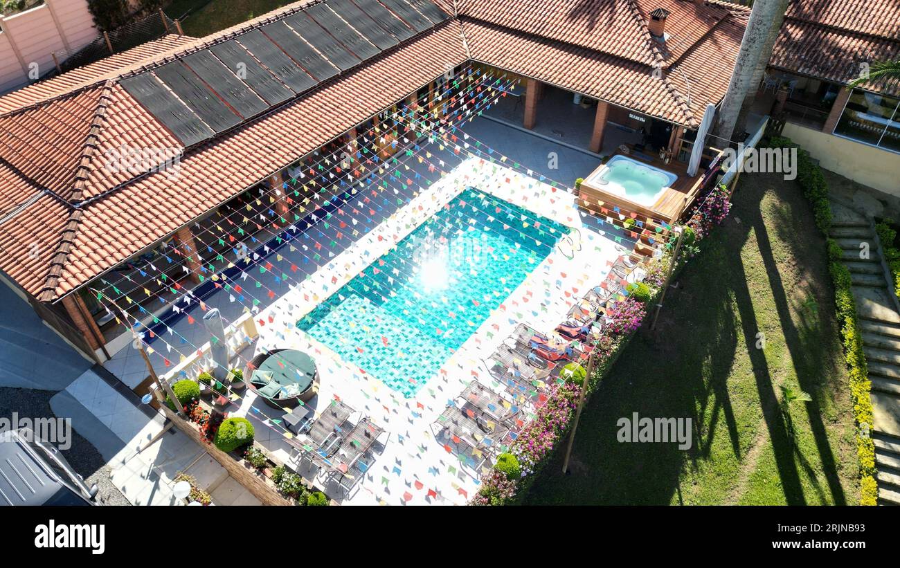 This aerial view shows a swimming pool in an apartment complex ...