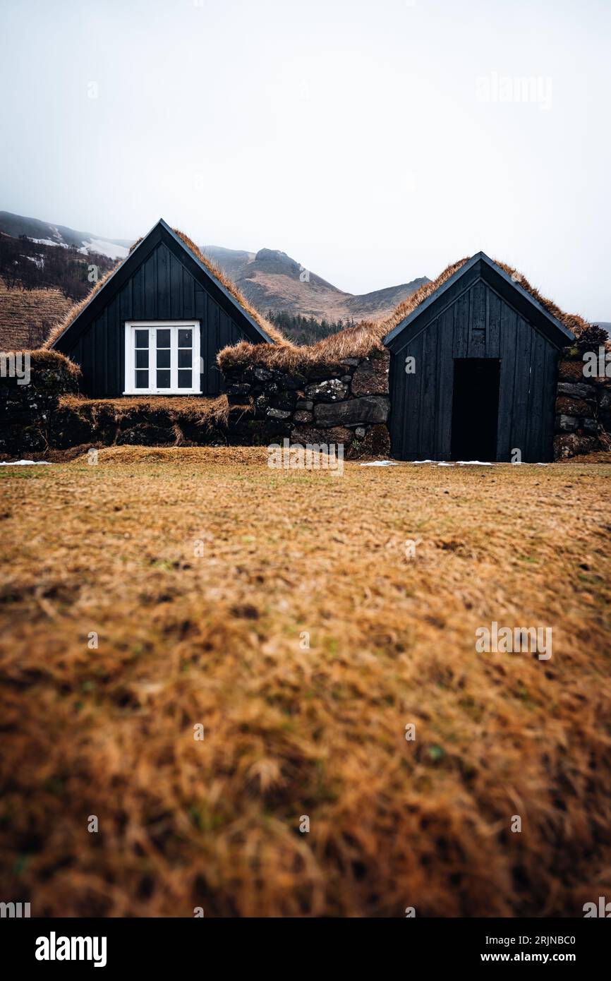 Black buildings hi-res stock photography and images - Alamy
