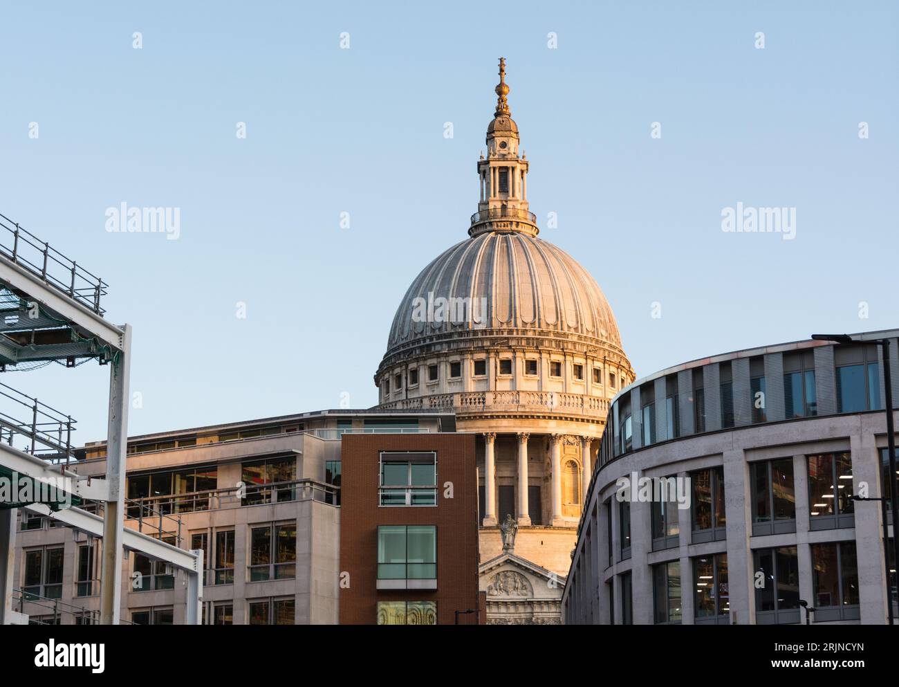 The Dome of St.Paul's Cathedral in afternoon sunlight, Ludgate Hill ...