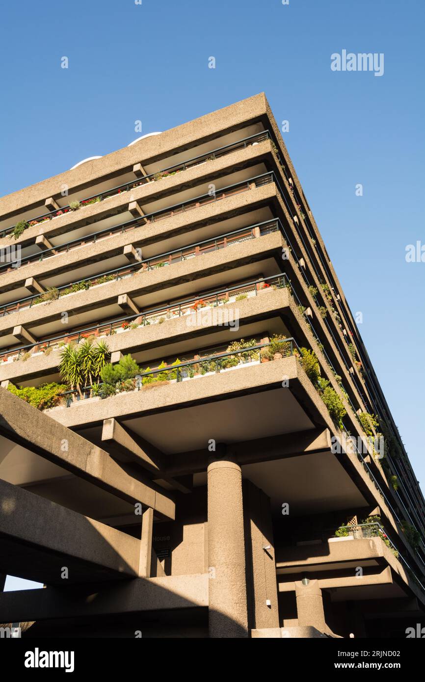 Colourful window boxes on the Barbican Estate, Silk Street, City of ...