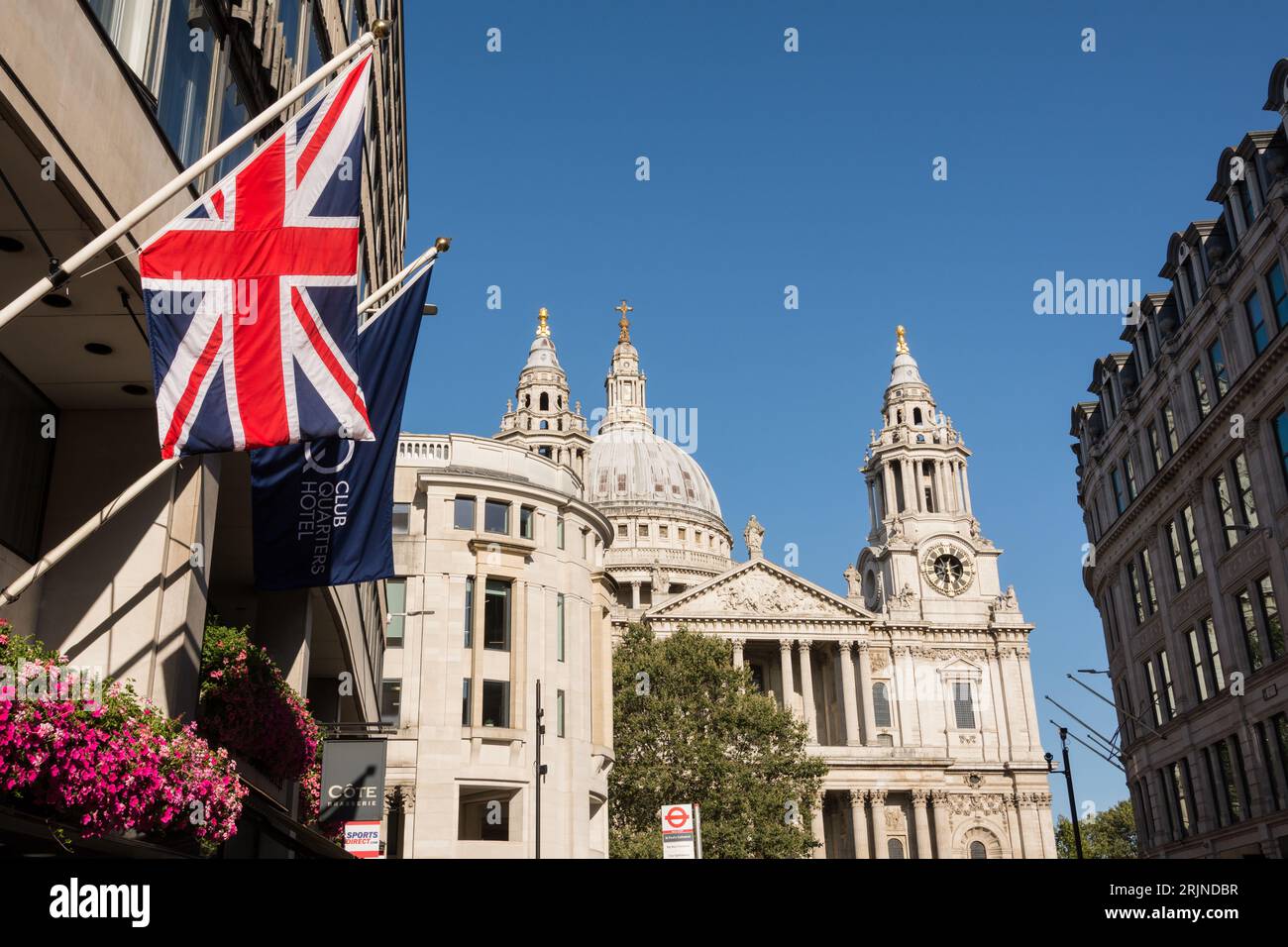 The Dome of St.Paul's Cathedral in afternoon sunlight, Ludgate Hill ...