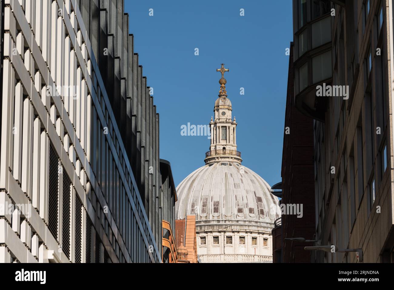 The Dome of St.Paul's Cathedral in afternoon sunlight, Ludgate Hill ...