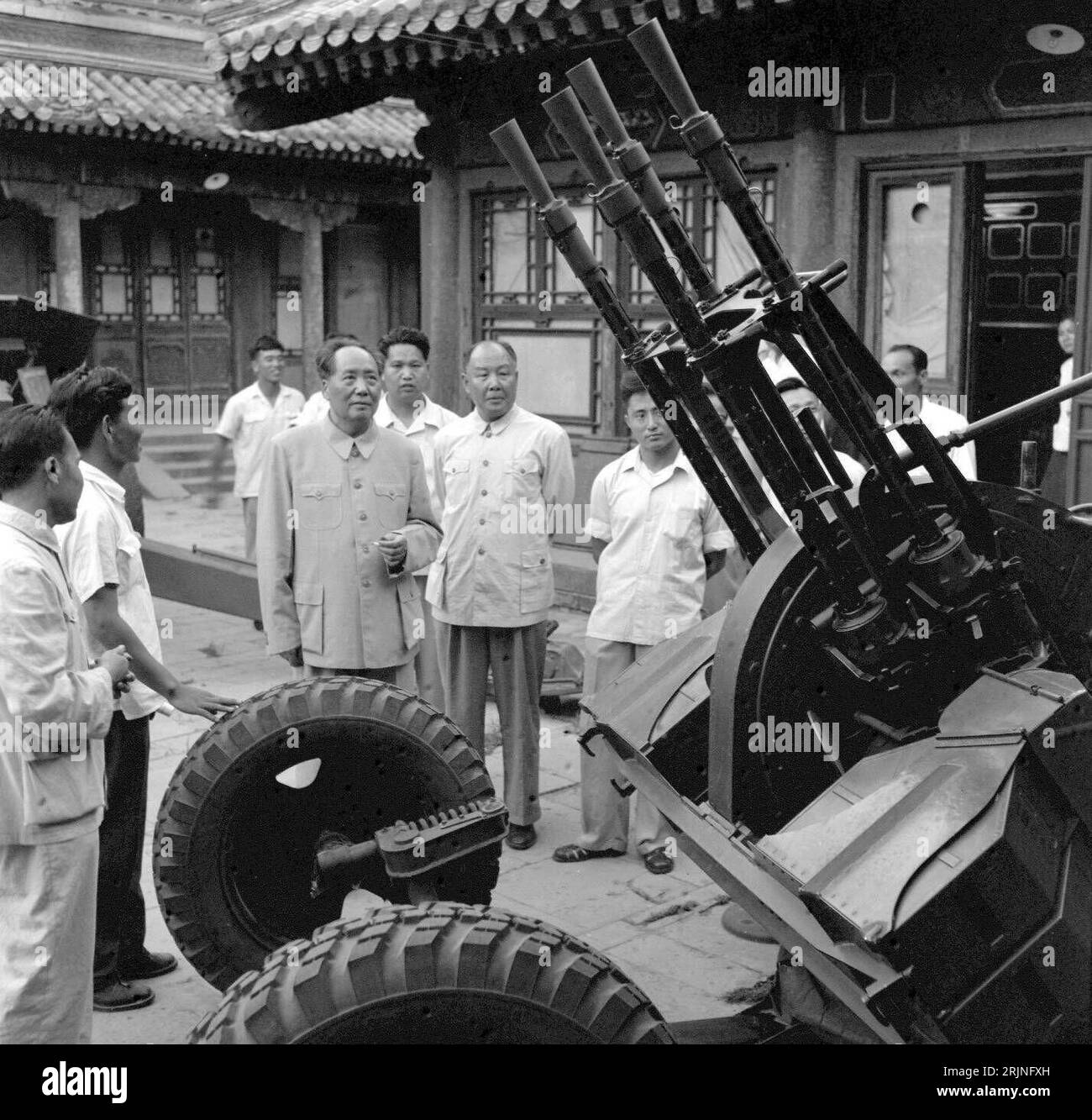 Mao Tse-Tung (Mitte li., CHN) besichtigt ein Flugabwehrgeschütz ...