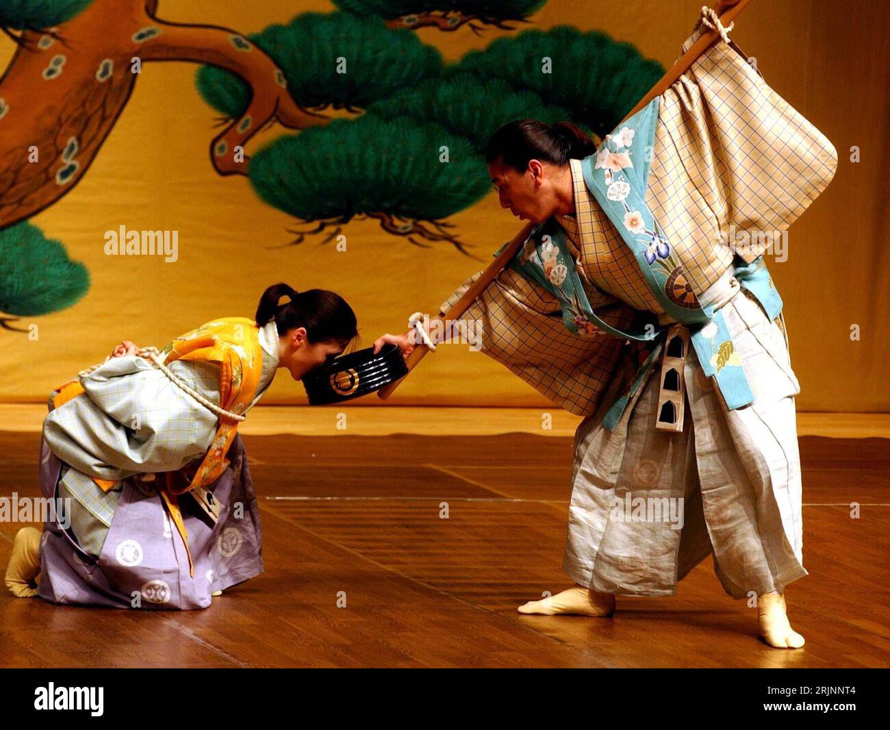 Bildnummer: 50985195 Datum: 12.11.2005 Copyright: imago/Xinhua Zwei japanische Schauspieler ...
