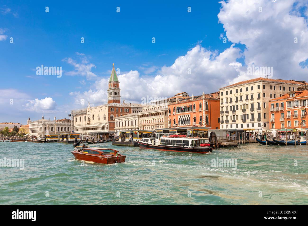 Traffic in venice hi-res stock photography and images - Alamy