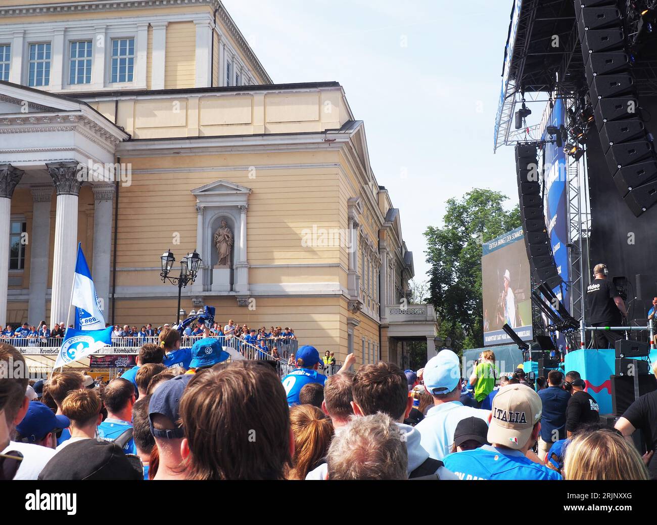 Lively outdoor concert setting hi-res stock photography and images - Alamy