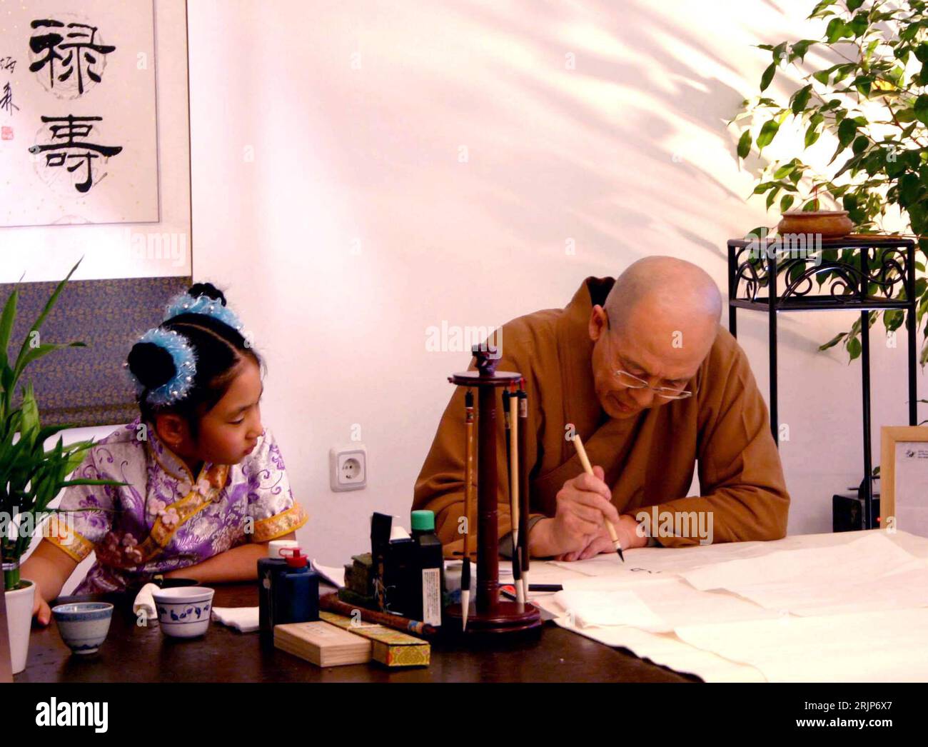 Chinesische schriftzeichen schreiben hi-res stock photography and ...